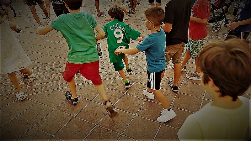 Παιδιά και γονείς παίζουν και διαδηλώνουν μαζί ενάντια στην απαγόρευση ...