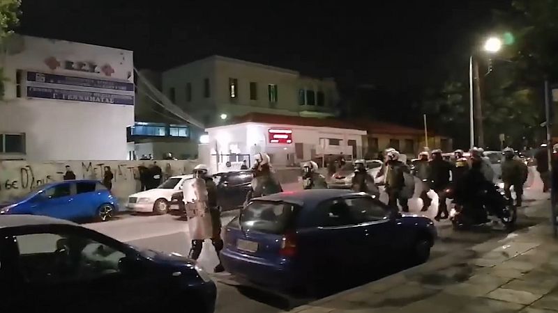 Τα ΜΑΤ έριξαν χημικά μπροστά στο νοσοκομείο Γεννηματάς και κρότου ...
